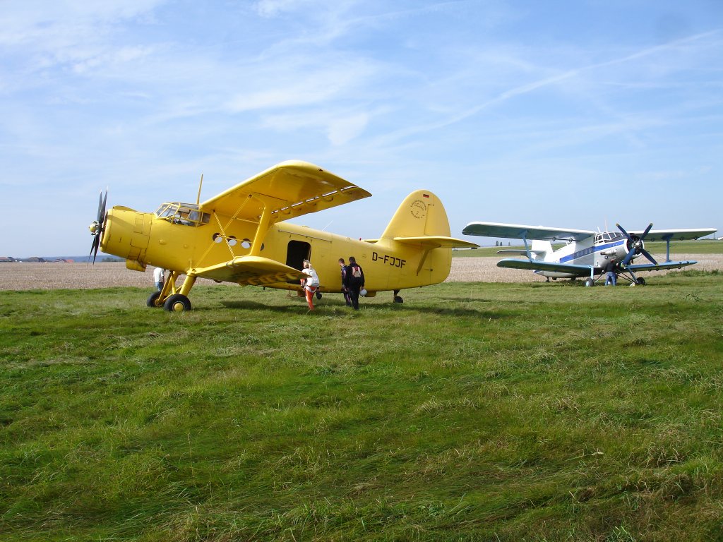 AN 2 D-FJJF beim Fallschirmsprungbetrieb am 22.9.2007 auf dem Flugplatz ...