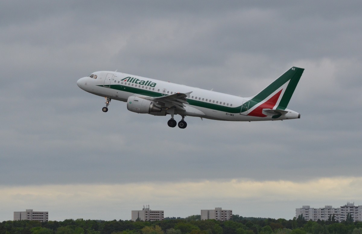 Alitalia Airbus A319-111 EI-IMX hat gerade Berlin-Tegel am 10.05.15 ...